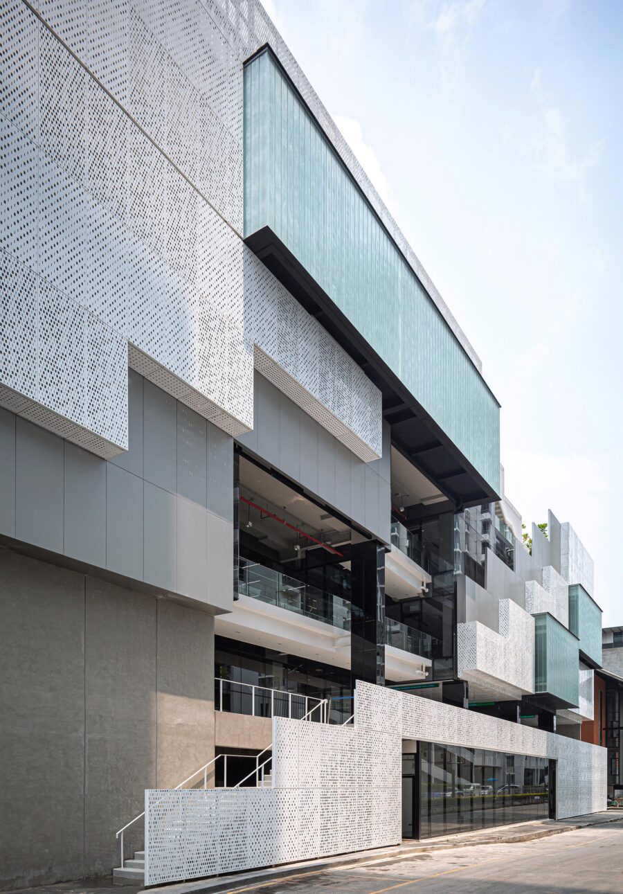 テック企業の独自性を空間から伝えるオフィスビル〈K+ Building〉pbm、タイ - TECTURE MAG（テクチャーマガジン） | 空間デザイン・建築メディア