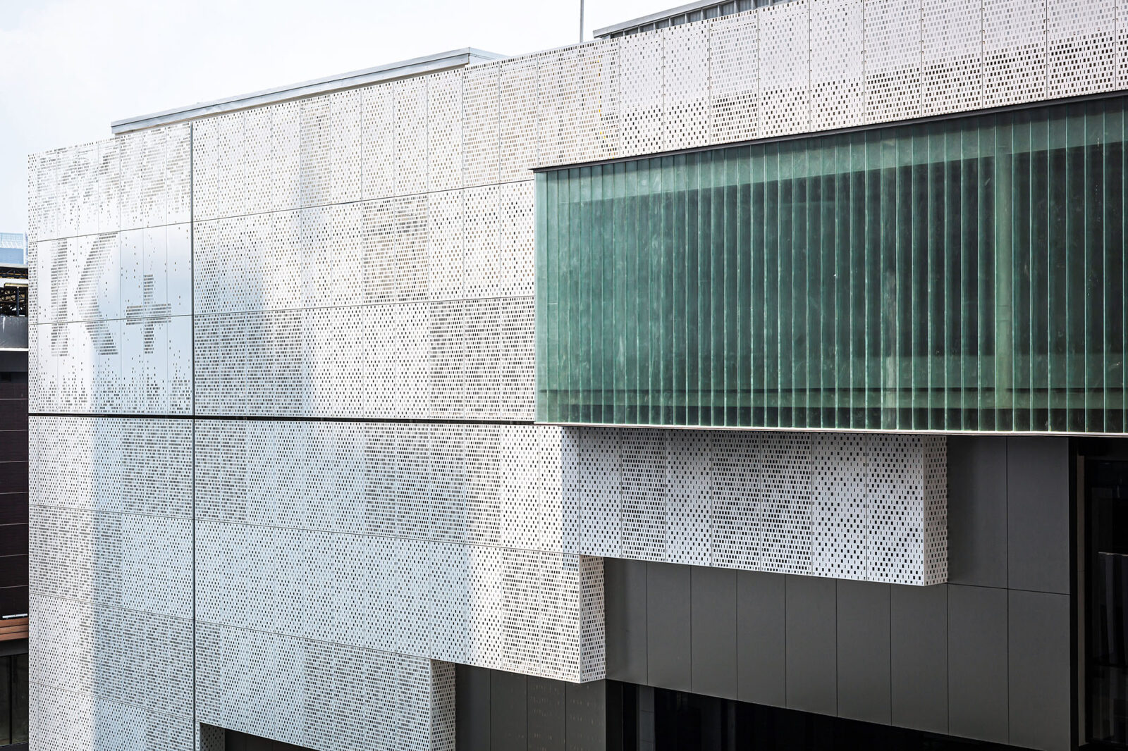 テック企業の独自性を空間から伝えるオフィスビル〈K+ Building〉pbm、タイ - TECTURE MAG（テクチャーマガジン） | 空間デザイン・建築メディア