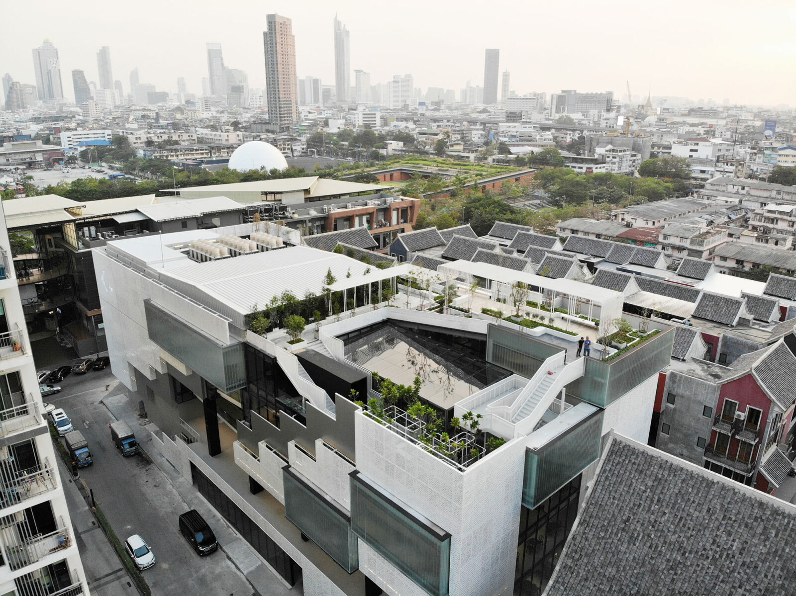 テック企業の独自性を空間から伝えるオフィスビル〈K+ Building〉pbm、タイ - TECTURE MAG（テクチャーマガジン） | 空間デザイン・建築メディア