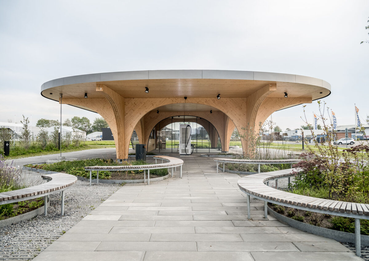 グリーンモビリティの未来をつくるCLTの充電パーク〈Better Energy Charge〉EFFEKT、デンマーク - TECTURE ...