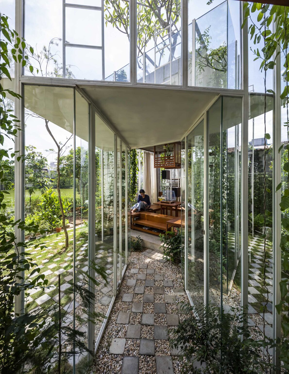 ベトナムの自然に溶け込みながら豊かに暮らす 緑に覆われたガラスの家〈Labri〉グエン・カイ・アーキテクツ＆アソシエイツ - TECTURE MAG（テクチャーマガジン） | 空間デザイン ...