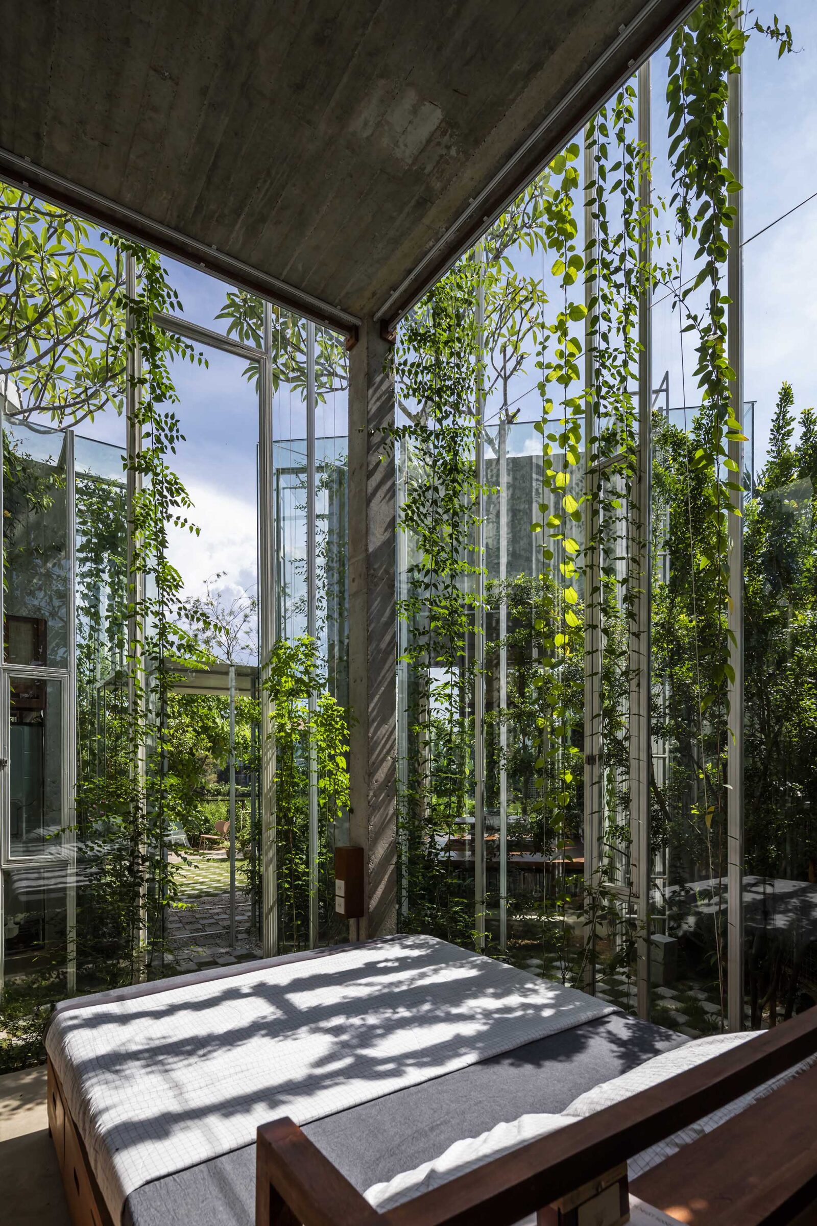 ベトナムの自然に溶け込みながら豊かに暮らす 緑に覆われたガラスの家〈Labri〉グエン・カイ・アーキテクツ＆アソシエイツ - TECTURE MAG（テクチャーマガジン） | 空間デザイン ...