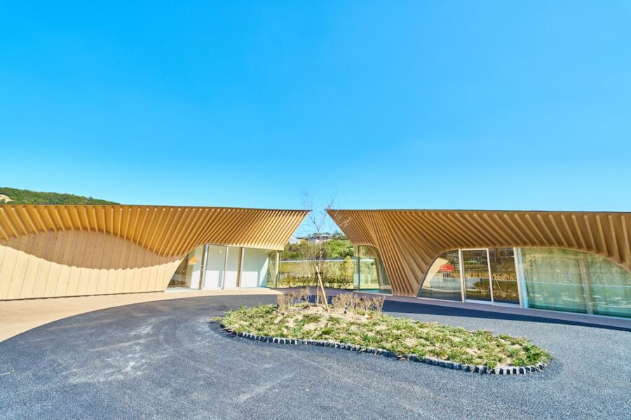 隈研吾建築都市設計事務所が設計した〈東紀州こどもの園〉が熊野市に開所、紀州材を用いた木造平屋建て、児童養護施設と児童家庭支援センターで構成 - TECTURE MAG（テクチャーマガジン ...