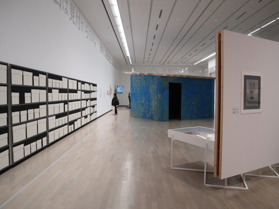 [会場レポート]第8回横浜トリエンナーレ「野草：いま、ここで生きてる」：横浜美術館会場の空間設計をnmstudio architectsが担当、館全体の空間構築・サイン計画を乾久美子建築設計 ...