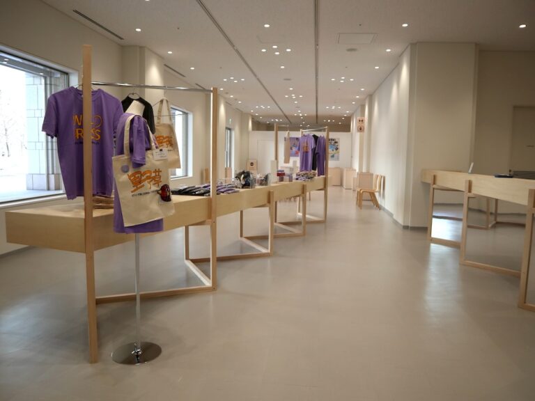 [会場レポート]第8回横浜トリエンナーレ「野草：いま、ここで生きてる」：横浜美術館会場の空間設計をnmstudio architectsが担当、館全体の空間構築・サイン計画を乾久美子建築設計 ...