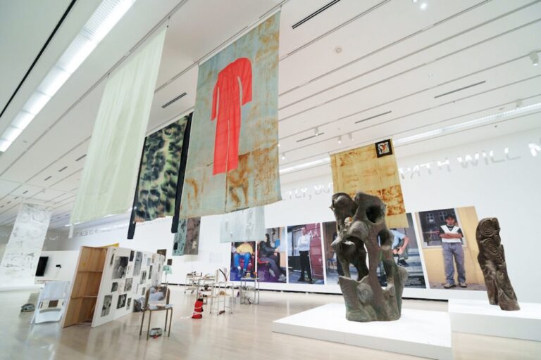 [会場レポート]第8回横浜トリエンナーレ「野草：いま、ここで生きてる」：横浜美術館会場の空間設計をnmstudio architectsが担当、館全体の空間構築・サイン計画を乾久美子建築設計 ...