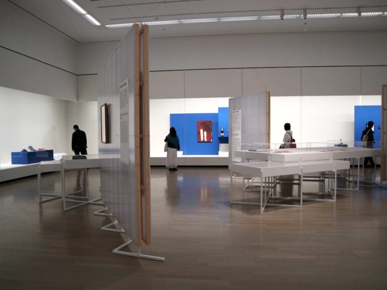 [会場レポート]第8回横浜トリエンナーレ「野草：いま、ここで生きてる」：横浜美術館会場の空間設計をnmstudio architectsが担当、館全体の空間構築・サイン計画を乾久美子建築設計 ...