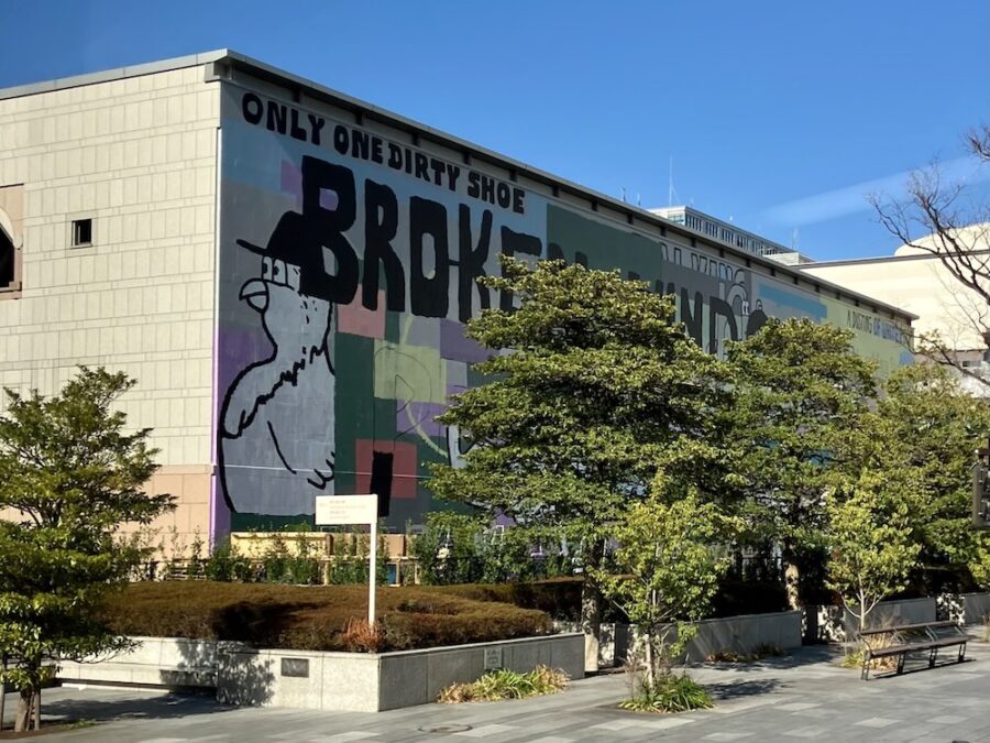 [会場レポート]第8回横浜トリエンナーレ「野草：いま、ここで生きてる」：横浜美術館会場の空間設計をnmstudio architectsが担当、館全体の空間構築・サイン計画を乾久美子建築設計 ...