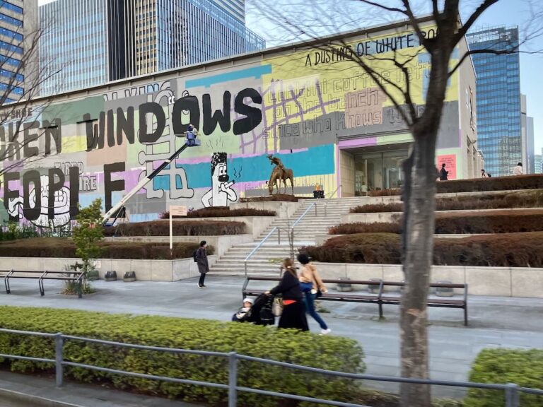 [会場レポート]第8回横浜トリエンナーレ「野草：いま、ここで生きてる」：横浜美術館会場の空間設計をnmstudio architectsが担当、館全体の空間構築・サイン計画を乾久美子建築設計 ...