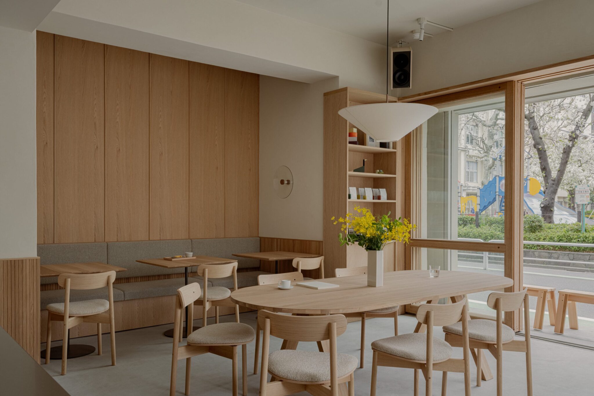 芦沢啓治建築設計事務所が設計した〈dotcom coffee 浅草橋〉がオープン - TECTURE MAG（テクチャーマガジン） | 空間デザイン・建築メディア