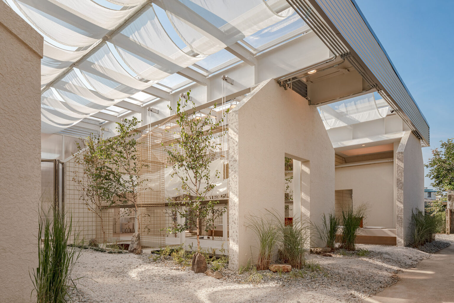 廃墟の壁を残してつくる自然と共存するカフェ空間〈Dabang〉one-aftr、韓国 - TECTURE MAG（テクチャーマガジン） | 空間デザイン・建築メディア