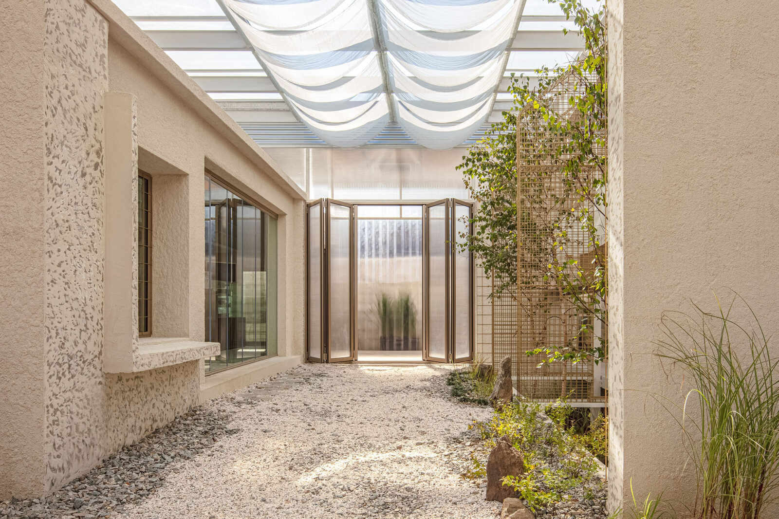 廃墟の壁を残してつくる自然と共存するカフェ空間〈Dabang〉one-aftr、韓国 - TECTURE MAG（テクチャーマガジン） | 空間デザイン・建築メディア