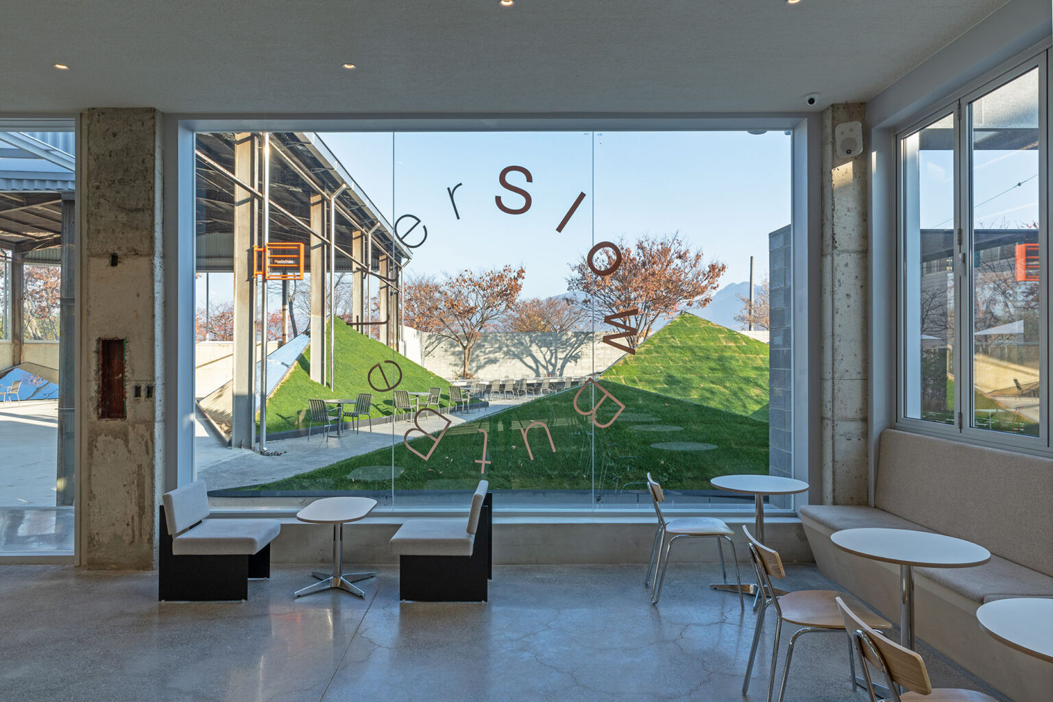 芝と鏡の山々が織りなす工業的かつ自然的なカフェ空間〈Slow But Better〉The Sup、韓国 - TECTURE MAG（テクチャーマガジン） | 空間デザイン・建築メディア