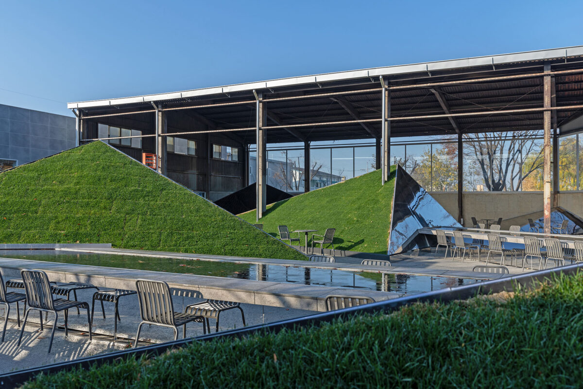 芝と鏡の山々が織りなす工業的かつ自然的なカフェ空間〈Slow But Better〉The Sup、韓国 - TECTURE MAG（テクチャーマガジン） | 空間デザイン・建築メディア