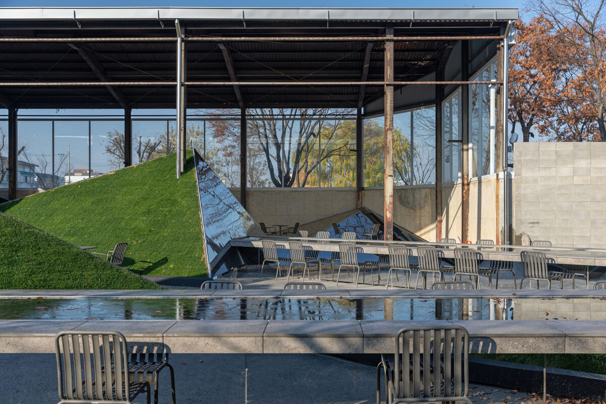 芝と鏡の山々が織りなす工業的かつ自然的なカフェ空間〈Slow But Better〉The Sup、韓国 - TECTURE MAG（テクチャーマガジン） | 空間デザイン・建築メディア
