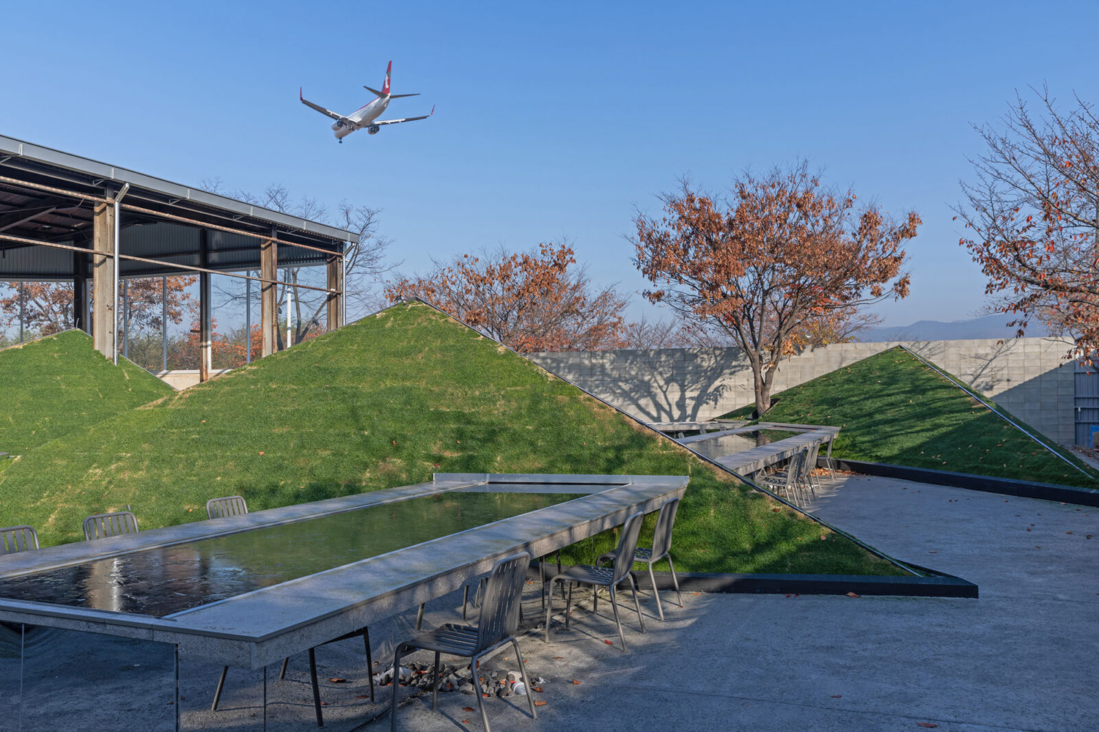 芝と鏡の山々が織りなす工業的かつ自然的なカフェ空間〈Slow But Better〉The Sup、韓国 - TECTURE MAG（テクチャーマガジン） | 空間デザイン・建築メディア