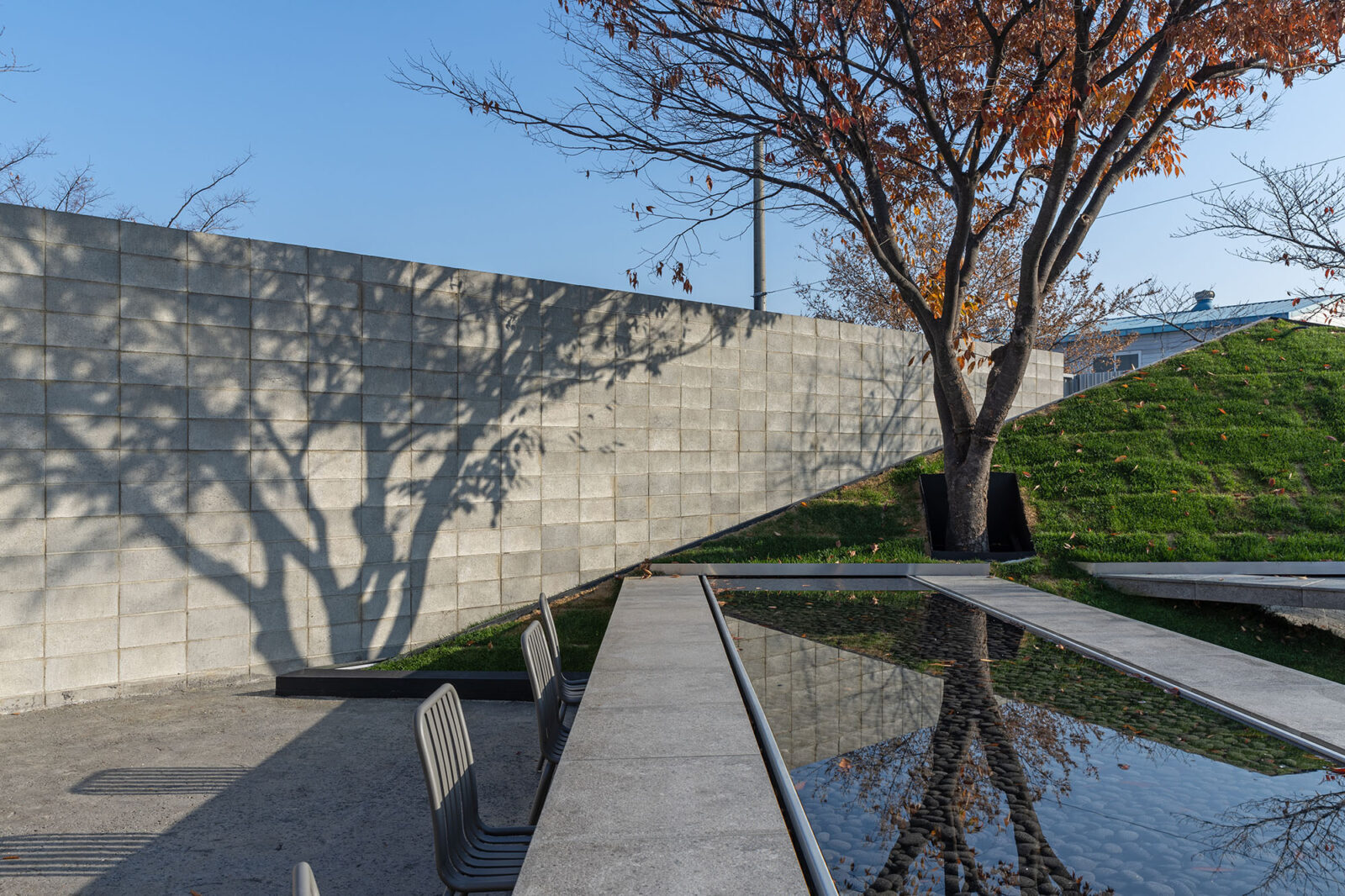 芝と鏡の山々が織りなす工業的かつ自然的なカフェ空間〈Slow But Better〉The Sup、韓国 - TECTURE MAG（テクチャーマガジン） | 空間デザイン・建築メディア