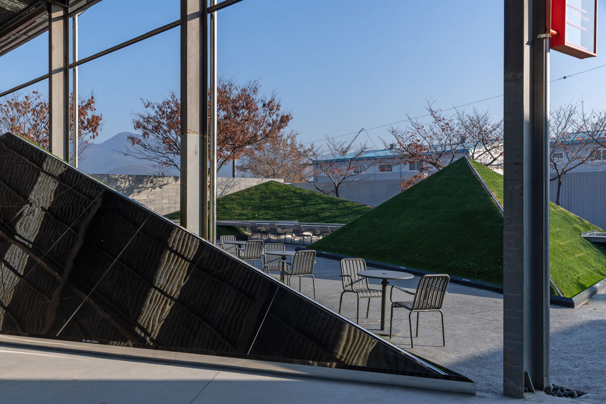 芝と鏡の山々が織りなす工業的かつ自然的なカフェ空間〈Slow But Better〉The Sup、韓国 - TECTURE MAG（テクチャーマガジン） | 空間デザイン・建築メディア