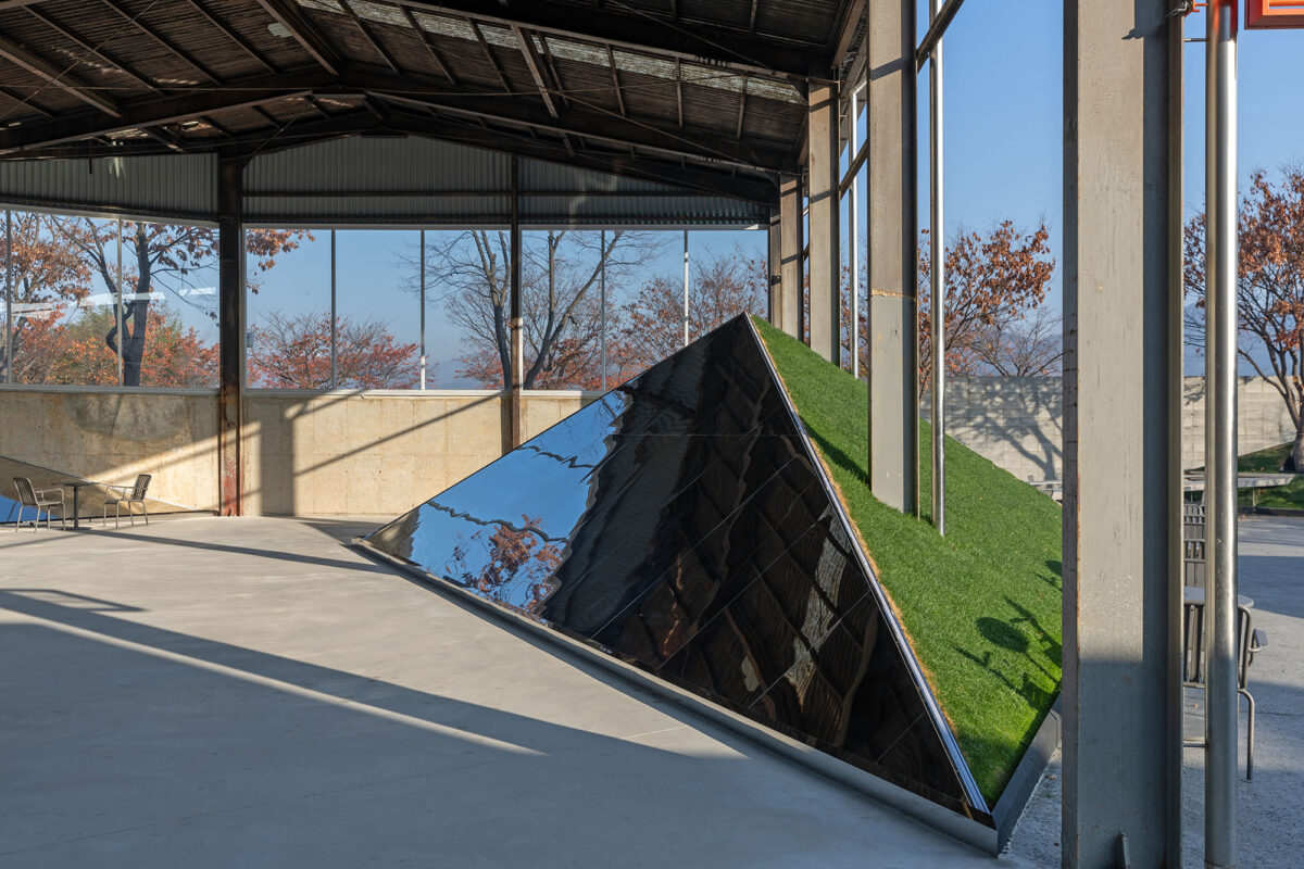 芝と鏡の山々が織りなす工業的かつ自然的なカフェ空間〈Slow But Better〉The Sup、韓国 - TECTURE MAG（テクチャーマガジン） | 空間デザイン・建築メディア