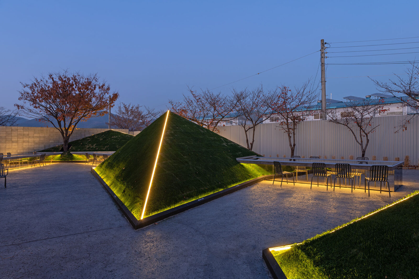 芝と鏡の山々が織りなす工業的かつ自然的なカフェ空間〈Slow But Better〉The Sup、韓国 - TECTURE MAG（テクチャーマガジン） | 空間デザイン・建築メディア