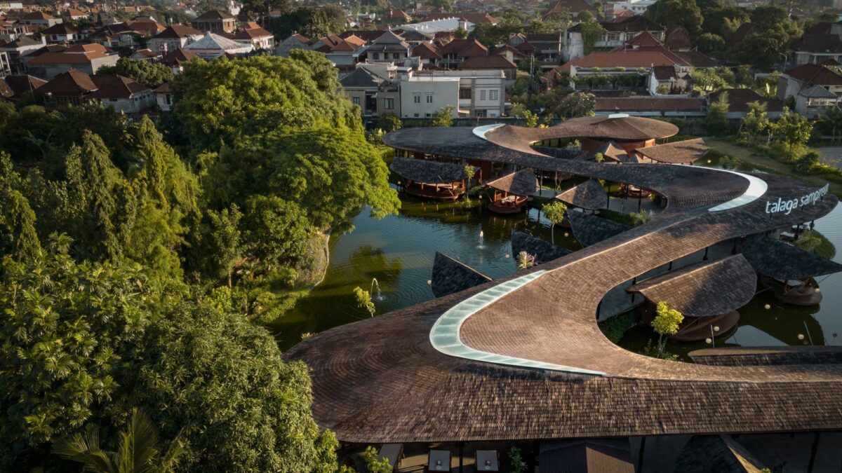 川のように蛇行する湖の上のレストラン〈タラガ・サンピルン・バリ〉K-Thengono Design Studio、インドネシア - TECTURE MAG（テクチャーマガジン） | 空間 ...
