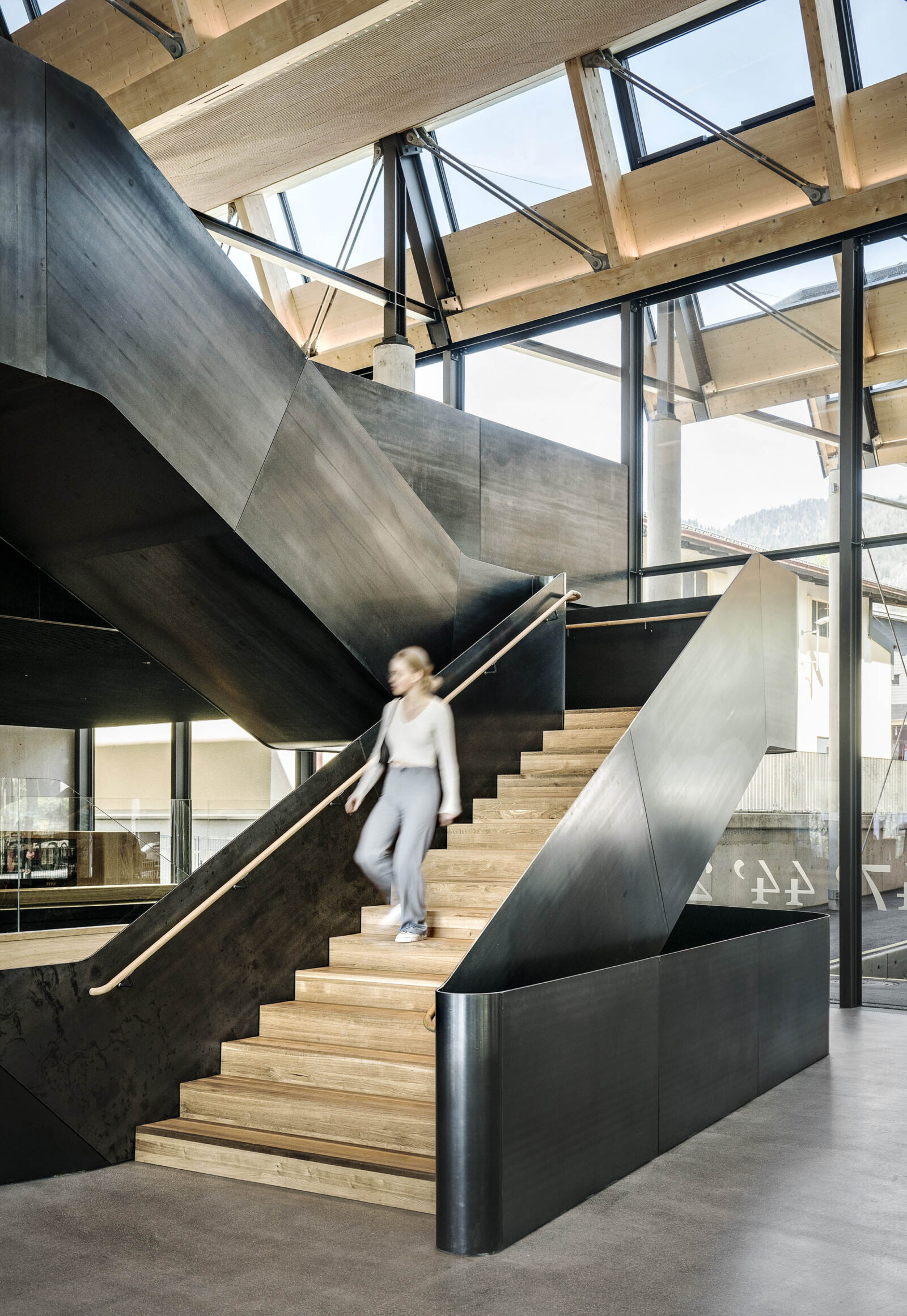 ノコギリ屋根が覆う 周囲とつながる山麓の駅舎〈シャフベルクバウン・ステーション〉dunkelschwarz、オーストリア - TECTURE MAG（テクチャーマガジン） | 空間デザイン ...