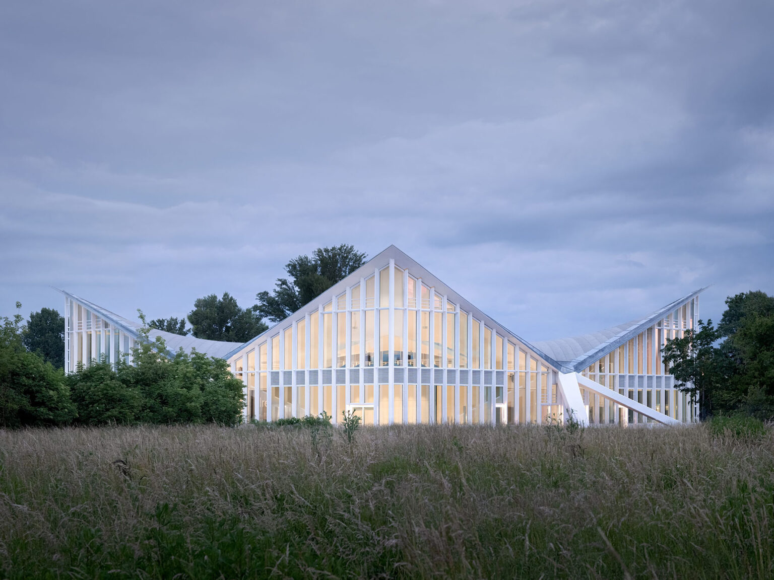 ウルリッヒ・ミュターが設計した4つの双曲面屋根の建築〈Hyparschale〉をgmpが改修した多目的ホール、ドイツ - TECTURE MAG（テクチャーマガジン） | 空間デザイン・建築メディア