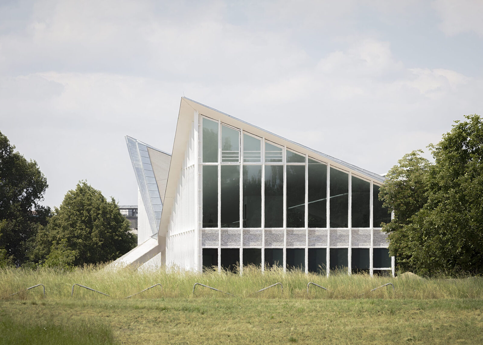 ウルリッヒ・ミュターが設計した4つの双曲面屋根の建築〈Hyparschale〉をgmpが改修した多目的ホール、ドイツ - TECTURE MAG（テクチャーマガジン） | 空間デザイン・建築メディア