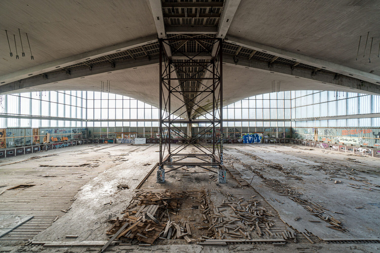 ウルリッヒ・ミュターが設計した4つの双曲面屋根の建築〈Hyparschale〉をgmpが改修した多目的ホール、ドイツ - TECTURE MAG（テクチャーマガジン） | 空間デザイン・建築メディア