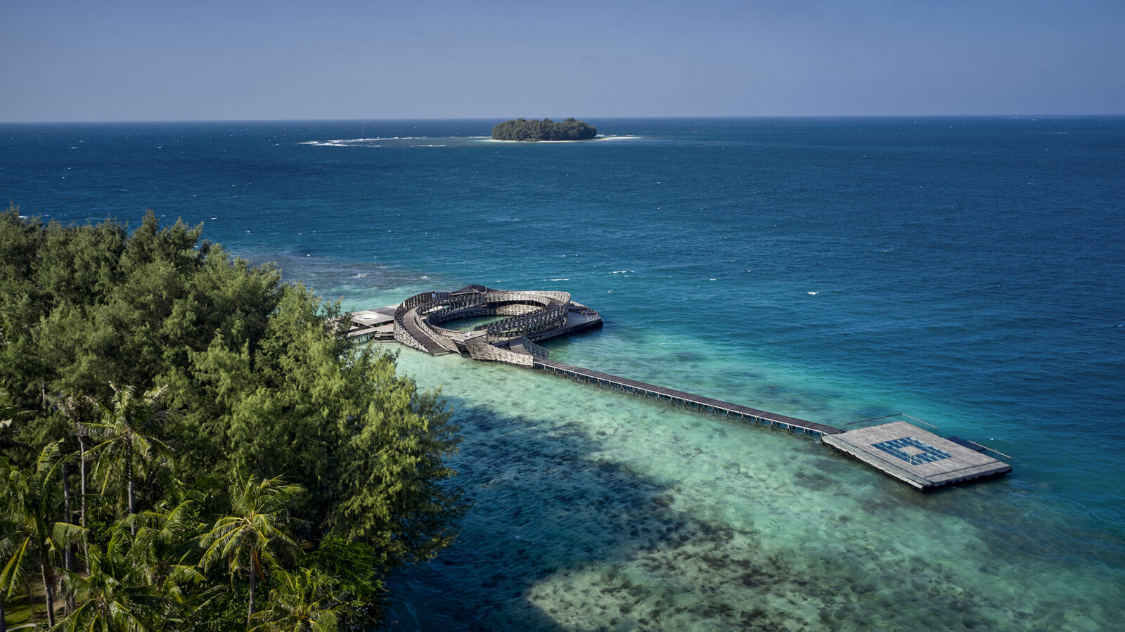 インドネシアの洋上に地元の再生木材だけでつくる水上建築〈プサラン・オーシャン・デッキ〉RAD+ar - TECTURE MAG（テクチャーマガジン） | 空間デザイン・建築メディア
