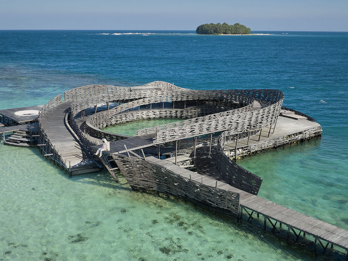 インドネシアの洋上に地元の再生木材だけでつくる水上建築〈プサラン・オーシャン・デッキ〉RAD+ar - TECTURE MAG（テクチャー ...