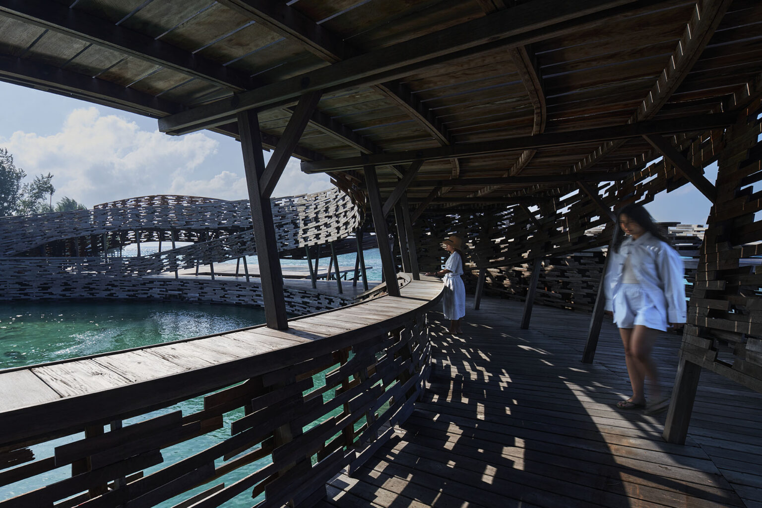 インドネシアの洋上に地元の再生木材だけでつくる水上建築〈プサラン・オーシャン・デッキ〉RAD+ar - TECTURE MAG（テクチャーマガジン） | 空間デザイン・建築メディア