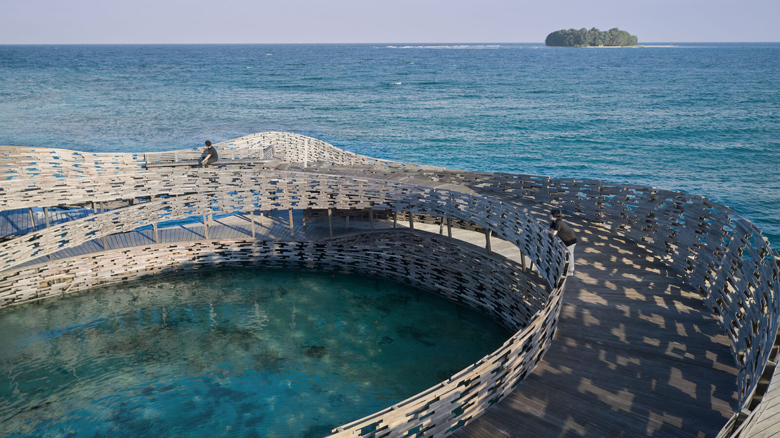 インドネシアの洋上に地元の再生木材だけでつくる水上建築〈プサラン・オーシャン・デッキ〉RAD+ar - TECTURE MAG（テクチャーマガジン） | 空間デザイン・建築メディア