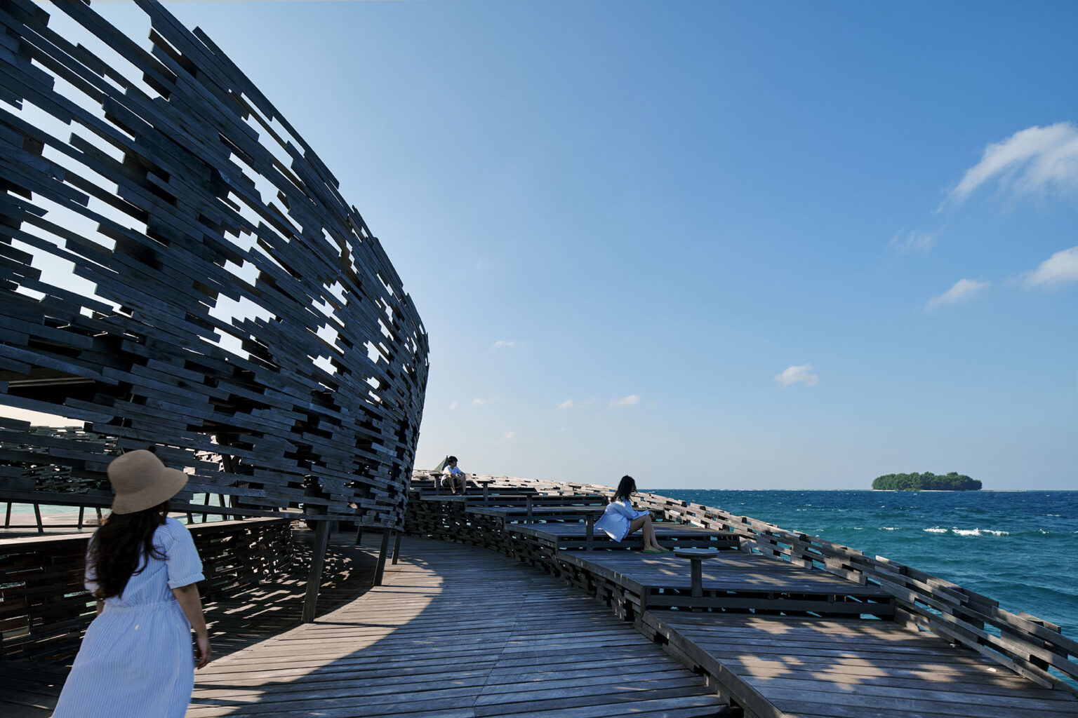 インドネシアの洋上に地元の再生木材だけでつくる水上建築〈プサラン・オーシャン・デッキ〉RAD+ar - TECTURE MAG（テクチャー ...