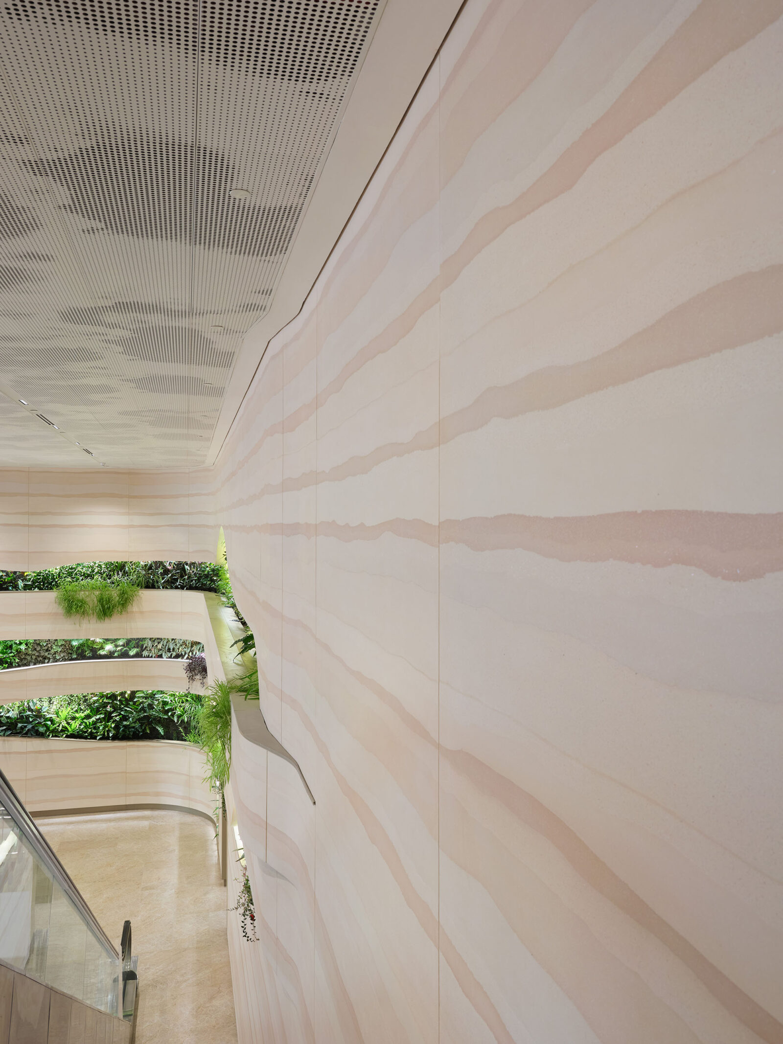 旅行客に自然を提供する、シンガポールの国際空港〈チャンギ空港 第2ターミナル〉のバイオフィリックなリノベーション、BOIFFILSアーキテクチャズ - TECTURE MAG（テクチャー ...