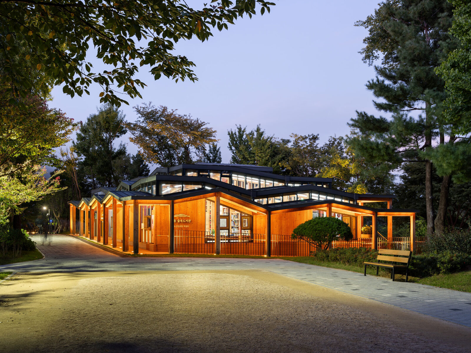 韓国・ソウルの公園に建つ 誰もが楽しめる小さな図書館〈梧桐森の中の図書館〉Unsangdong Architects Cooperation ...