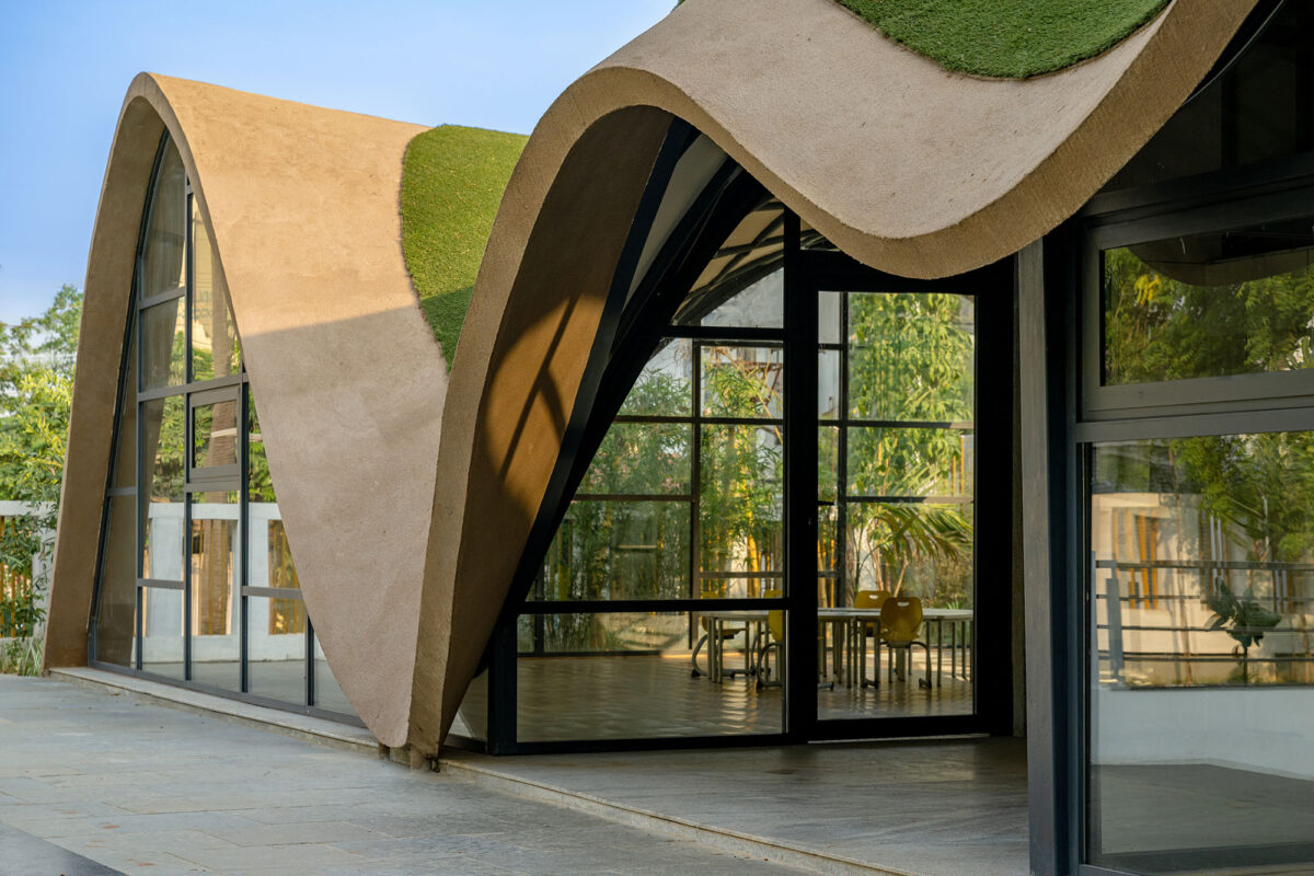 学校建築にパラダイムシフトをもたらす 学びと遊びを融合する湾曲屋根の教育空間〈Cocoon, Pre-primary Extension〉アンドブラック・デザイン・スタジオ、インド ...