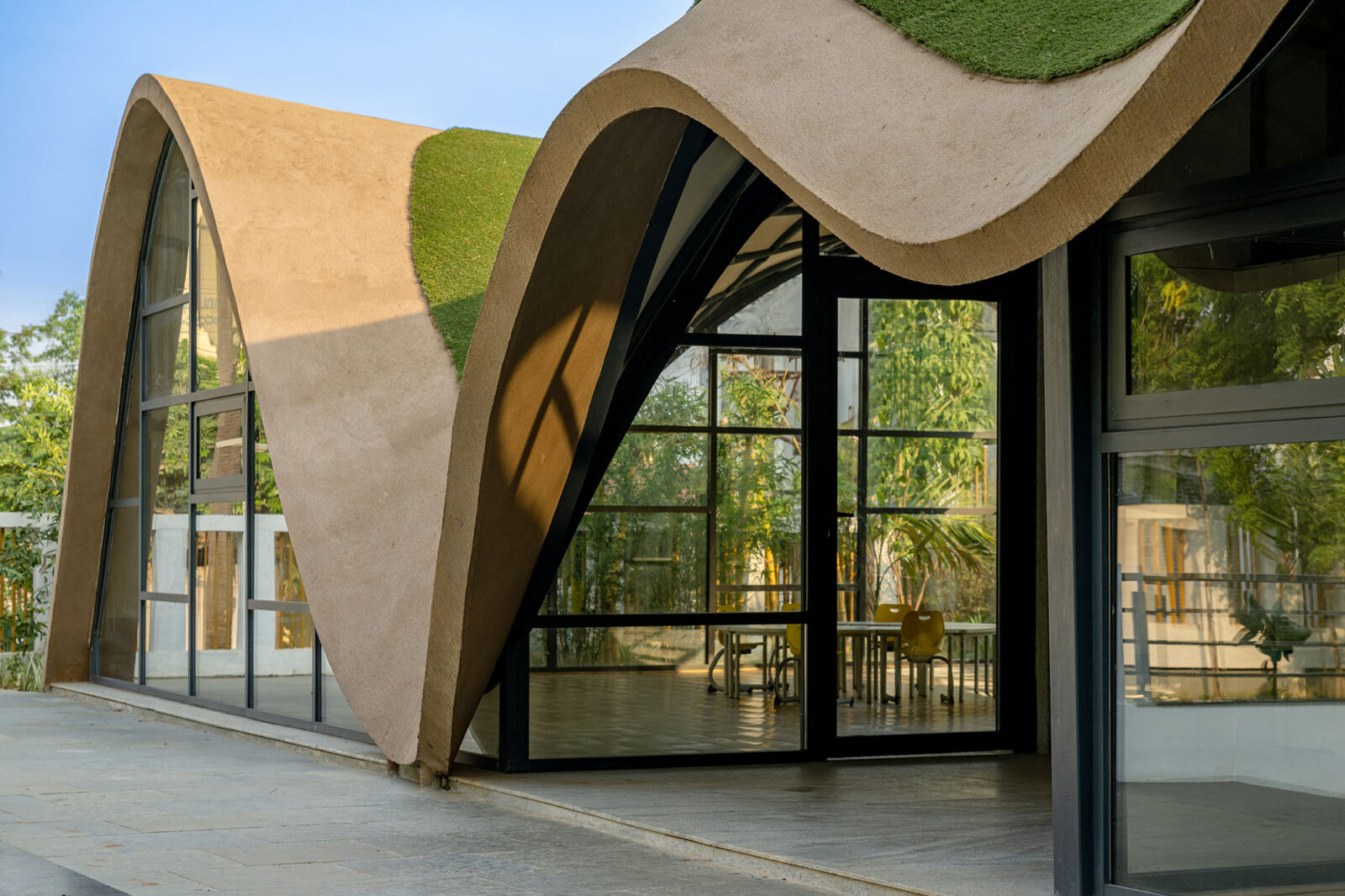 学校建築にパラダイムシフトをもたらす 学びと遊びを融合する湾曲屋根の教育空間〈Cocoon, Pre-primary Extension〉アンドブラック・デザイン・スタジオ、インド ...