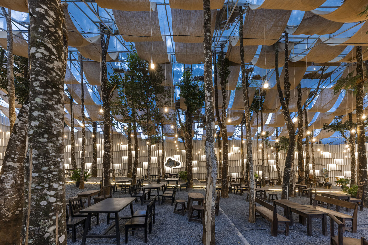 生きた樹木が支える、ベトナムの自然とつながるレストラン〈Restaurant “Mix”〉ザ・ブルーム - TECTURE MAG（テクチャーマガジン） | 空間デザイン・建築メディア