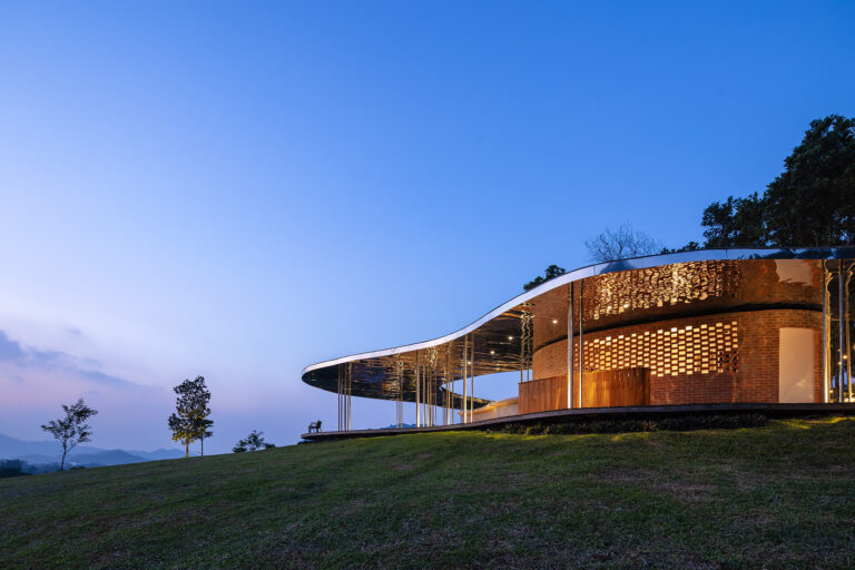 ベトナムの自然を映し出す鏡天井のキャンプ施設〈クイン・パビリオン〉IDEE architects - TECTURE MAG（テクチャーマガジン） | 空間デザイン・建築メディア