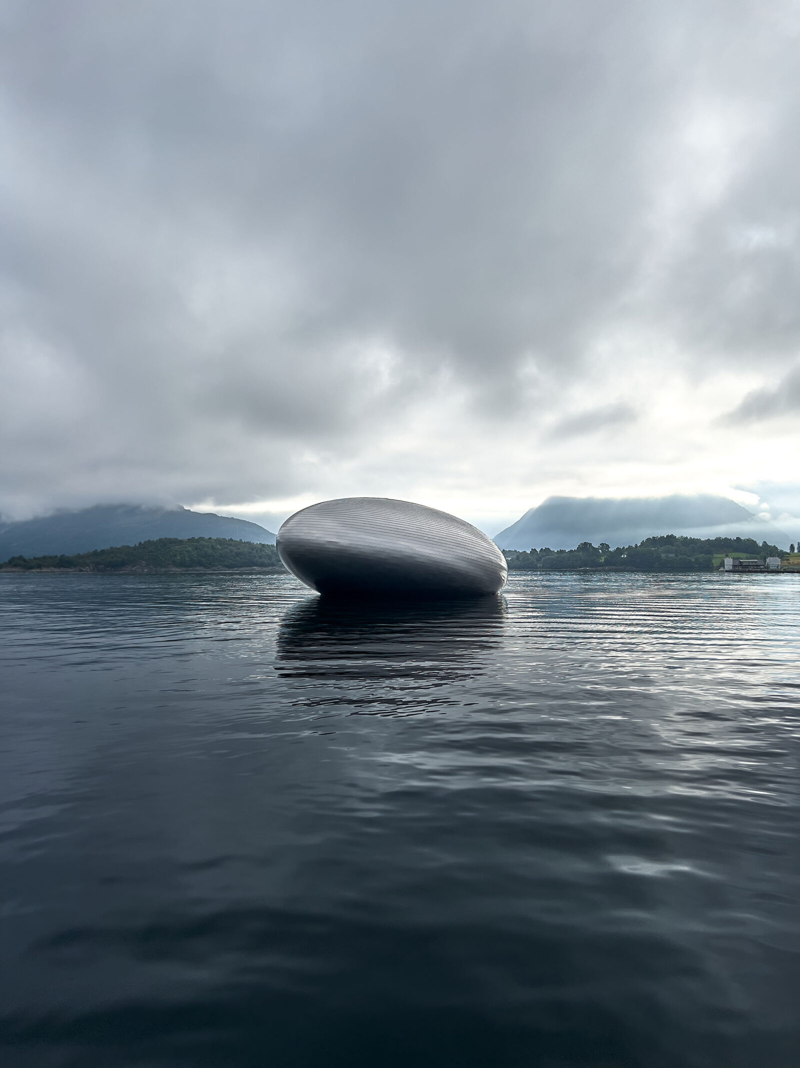 養殖の未来について発信する、フィヨルドに浮かび輝く〈サーモン・アイ〉ノルウェー、クヴォルニング - TECTURE MAG（テクチャーマガジン ...