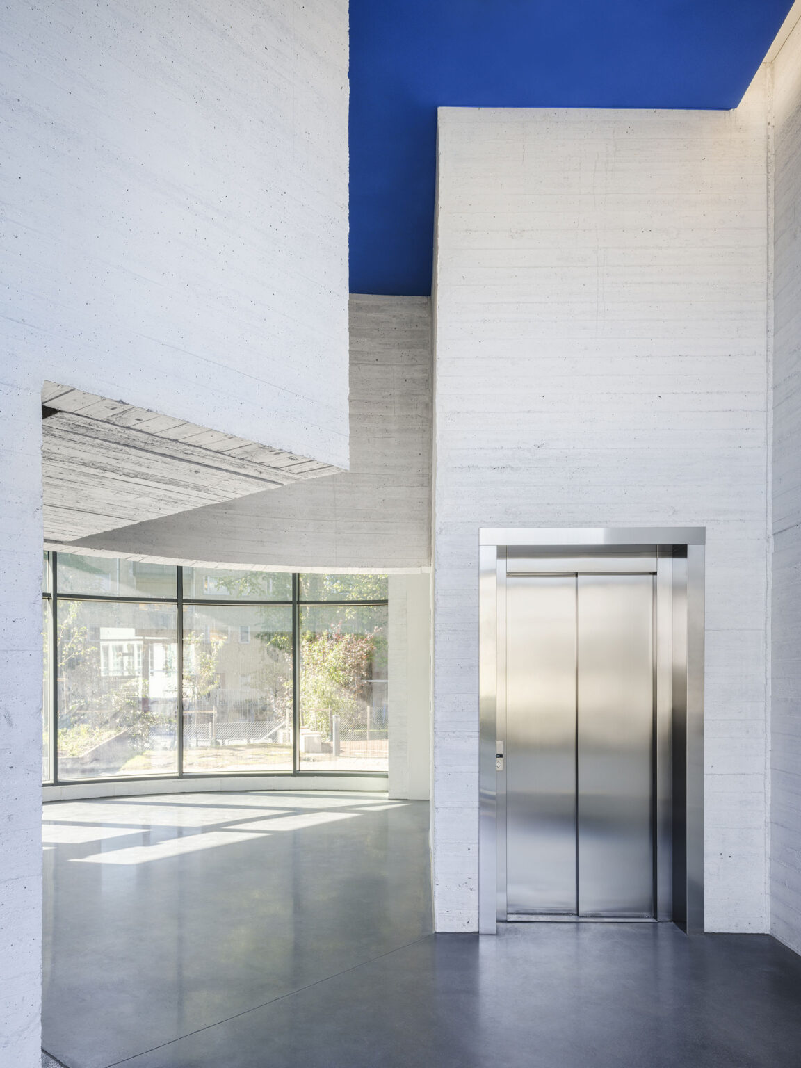 スティーヴン・ホールによる最新作、フィンランドのヘルシンキに設計した敷地内を流れるガラス張りの集合住宅〈Meander〉 - TECTURE MAG（テクチャーマガジン） | 空間デザイン ...