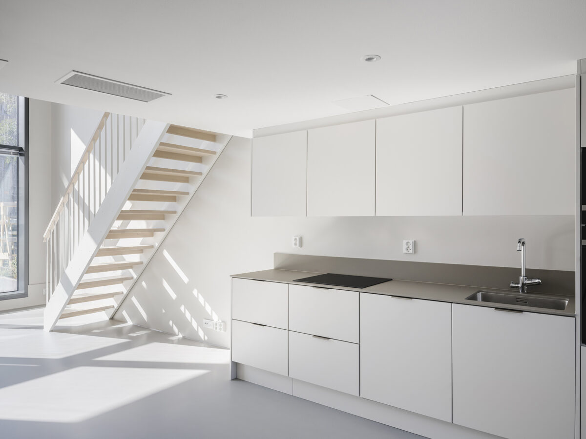 スティーヴン・ホールによる最新作、フィンランドのヘルシンキに設計した敷地内を流れるガラス張りの集合住宅〈Meander〉 - TECTURE MAG（テクチャーマガジン） | 空間デザイン ...