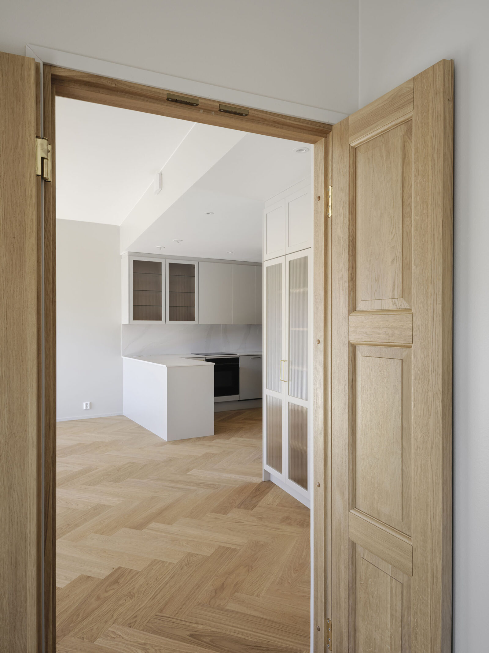 スティーヴン・ホールによる最新作、フィンランドのヘルシンキに設計した敷地内を流れるガラス張りの集合住宅〈Meander〉 - TECTURE MAG（テクチャーマガジン） | 空間デザイン ...