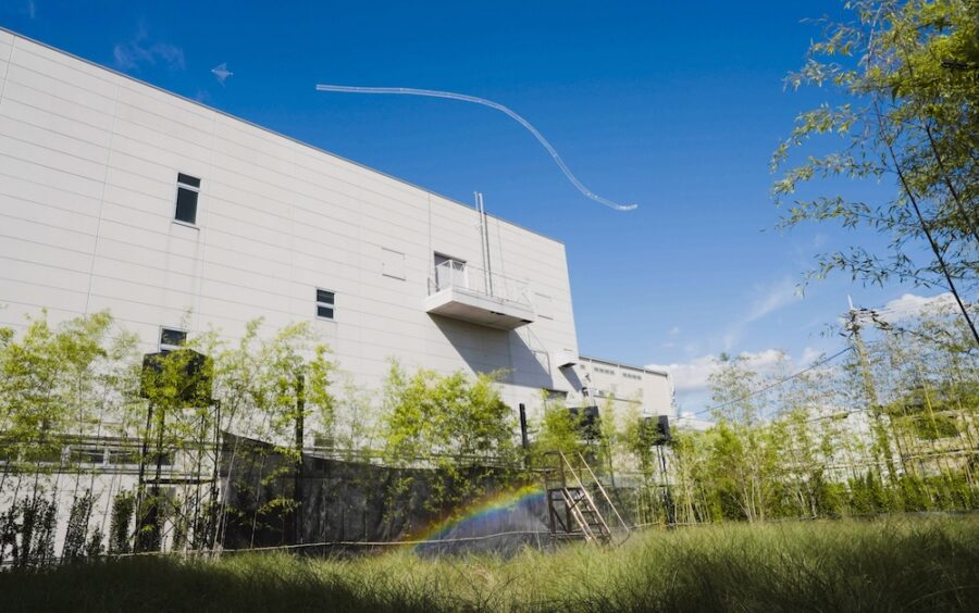 〈カンカン工場の草原のカフェ〉と〈チームラボ：風と雨と太陽の草原〉が東大阪の製缶工場の敷地内にオープン - TECTURE MAG（テクチャーマガジン） | 空間デザイン・建築メディア