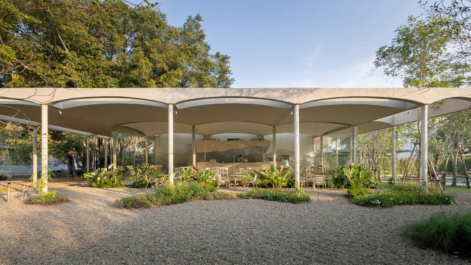 タイのバンコク郊外に建つ、絵本の世界で遊び学べるカフェと遊び場〈Little Stove & Little Stump〉NITAPROW - TECTURE MAG（テクチャーマガジン ...