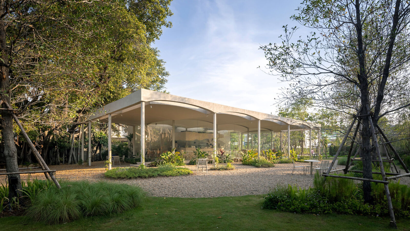 タイのバンコク郊外に建つ、絵本の世界で遊び学べるカフェと遊び場〈Little Stove & Little Stump〉NITAPROW - TECTURE MAG（テクチャーマガジン ...