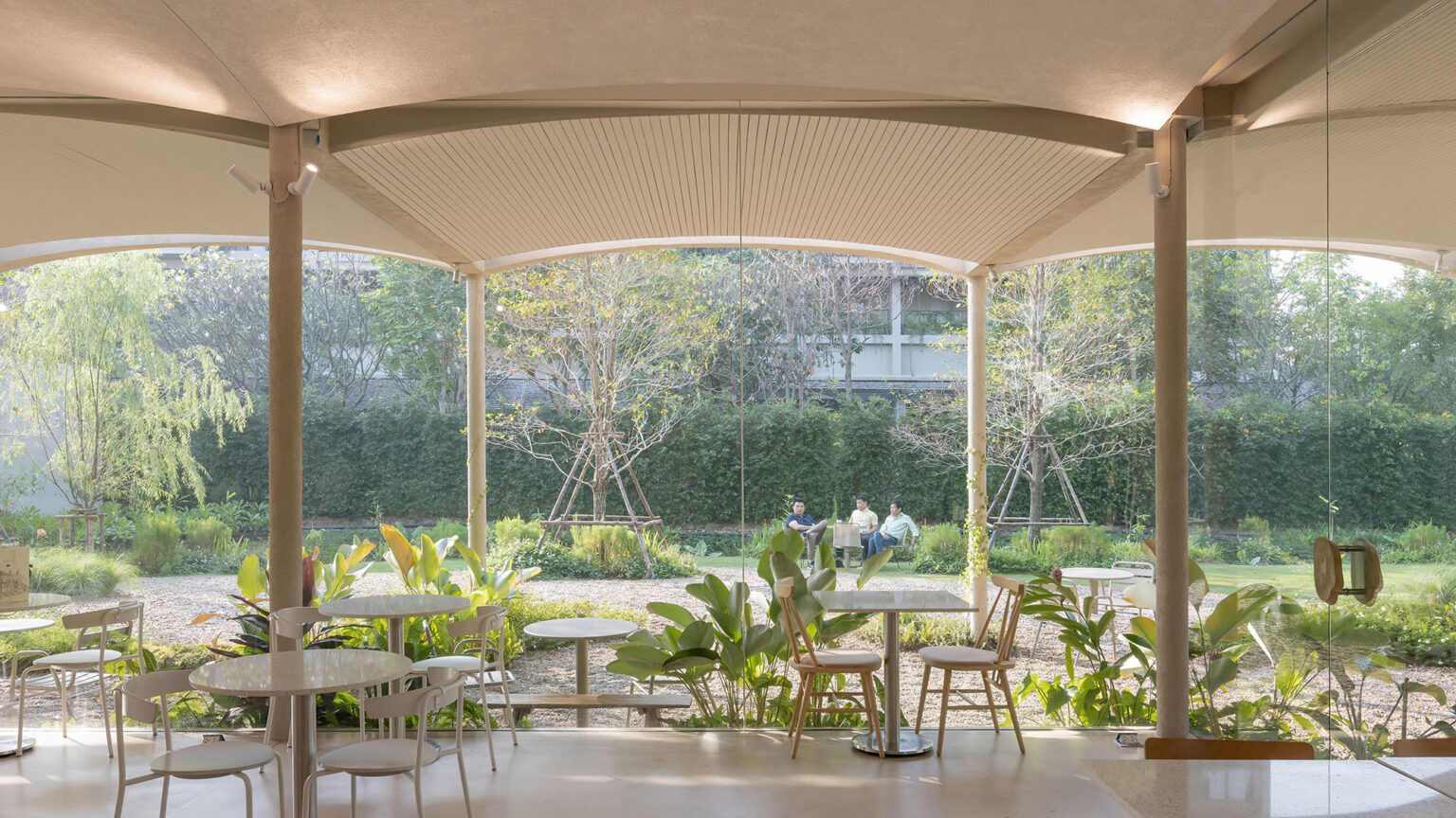 タイのバンコク郊外に建つ、絵本の世界で遊び学べるカフェと遊び場〈Little Stove & Little Stump〉NITAPROW - TECTURE MAG（テクチャーマガジン ...