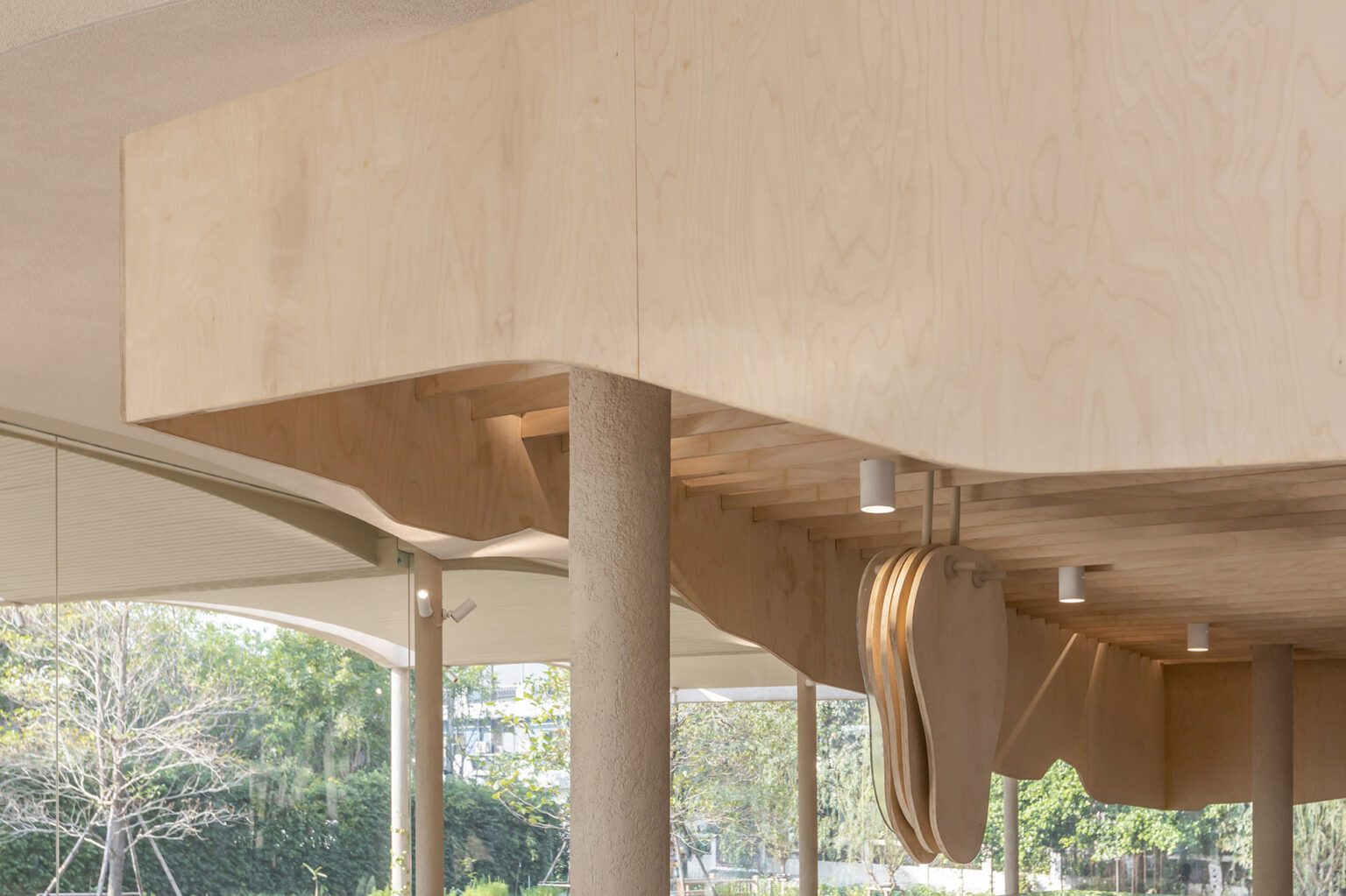 タイのバンコク郊外に建つ、絵本の世界で遊び学べるカフェと遊び場〈Little Stove & Little Stump〉NITAPROW - TECTURE MAG（テクチャーマガジン ...