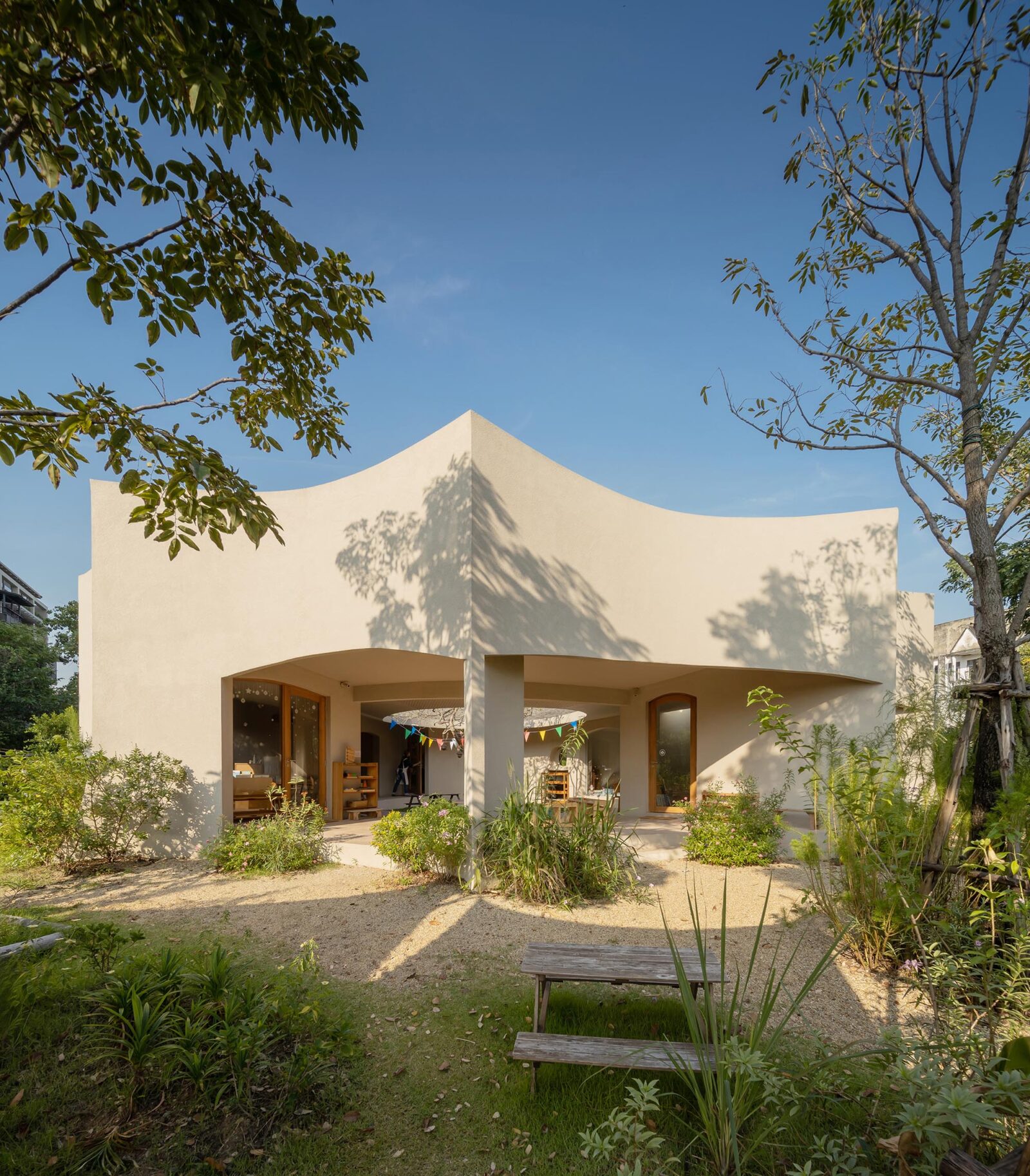 タイのバンコク郊外に建つ、絵本の世界で遊び学べるカフェと遊び場〈Little Stove & Little Stump〉NITAPROW - TECTURE MAG（テクチャーマガジン ...